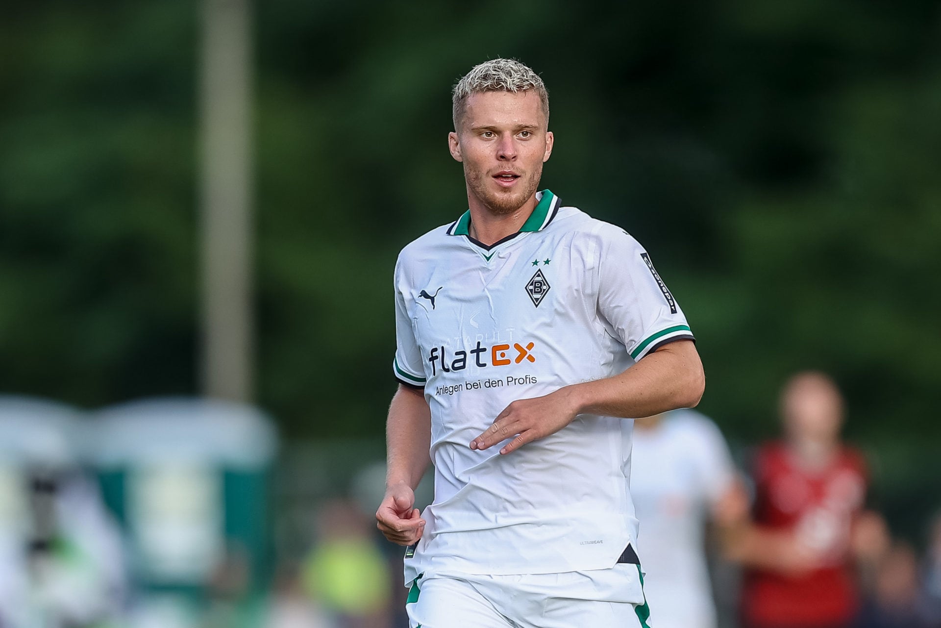 Everton enter talks for £10m defender Elvedi