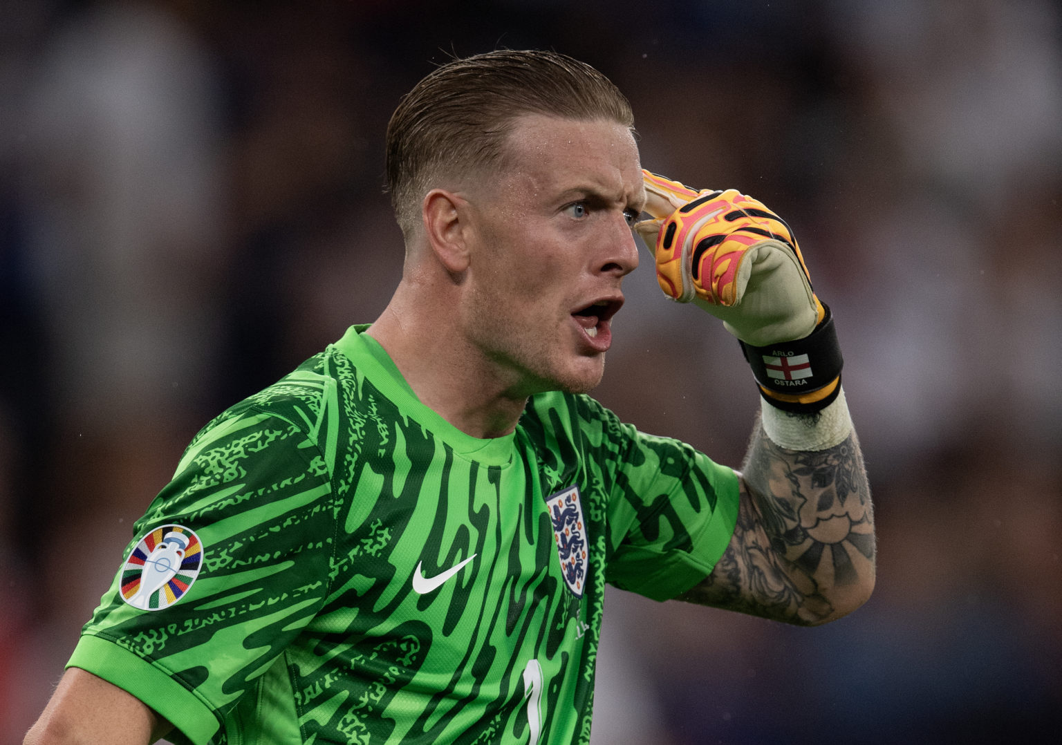 Everton keeper Jordan Pickford suggests who he thinks is better ...