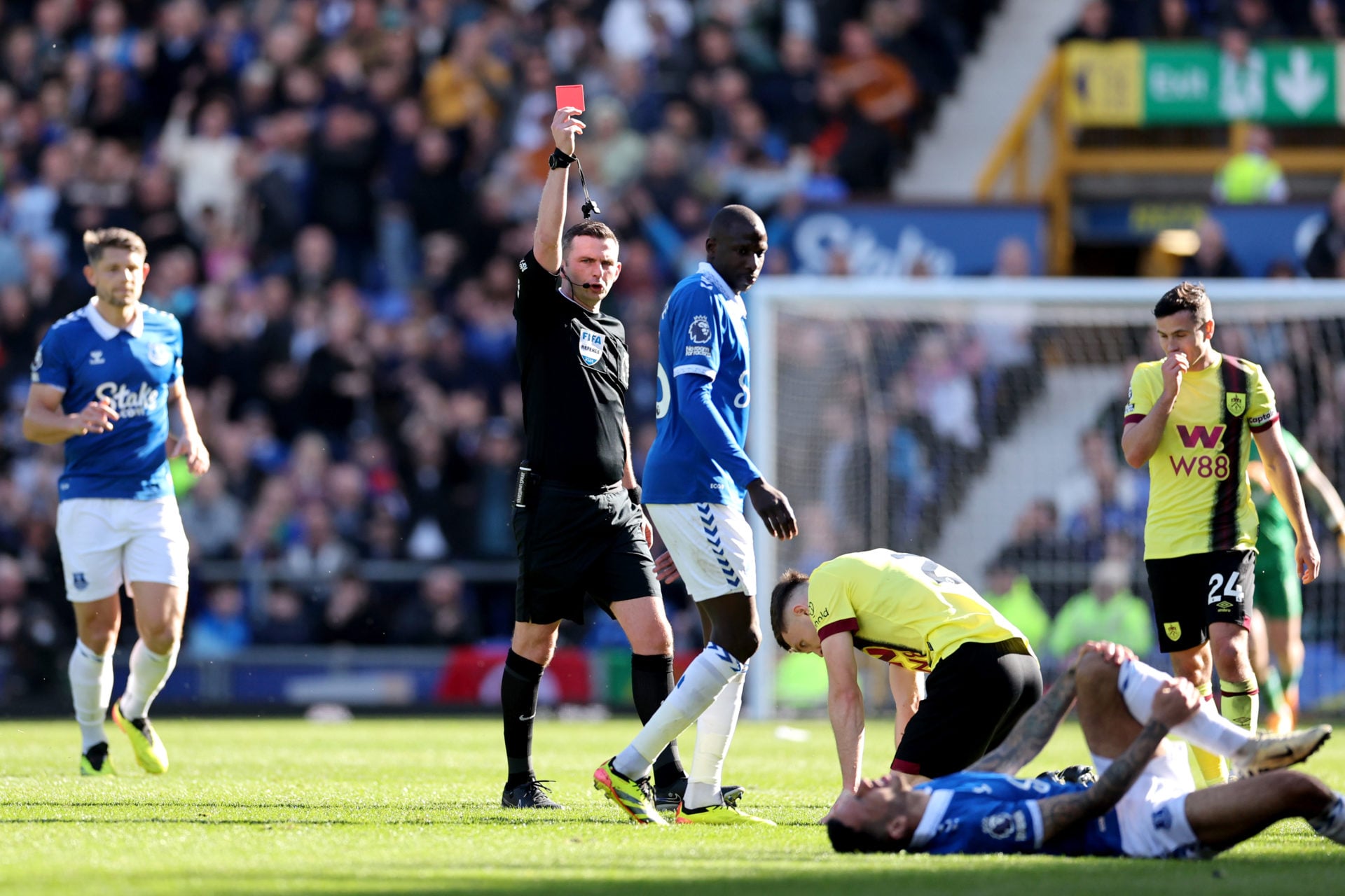 £15m player drops horror display with 'two yellow cards in three ...