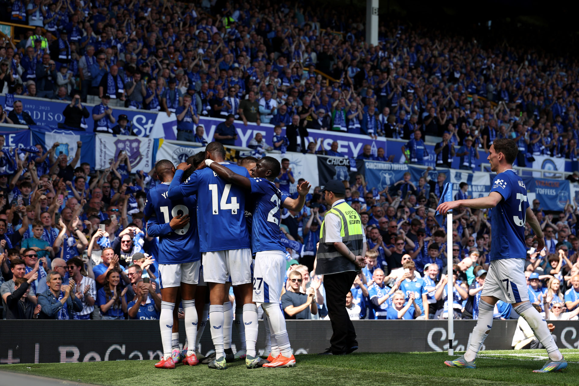 Everton hand out-of-contract star an ultimatum if he wants new deal ...