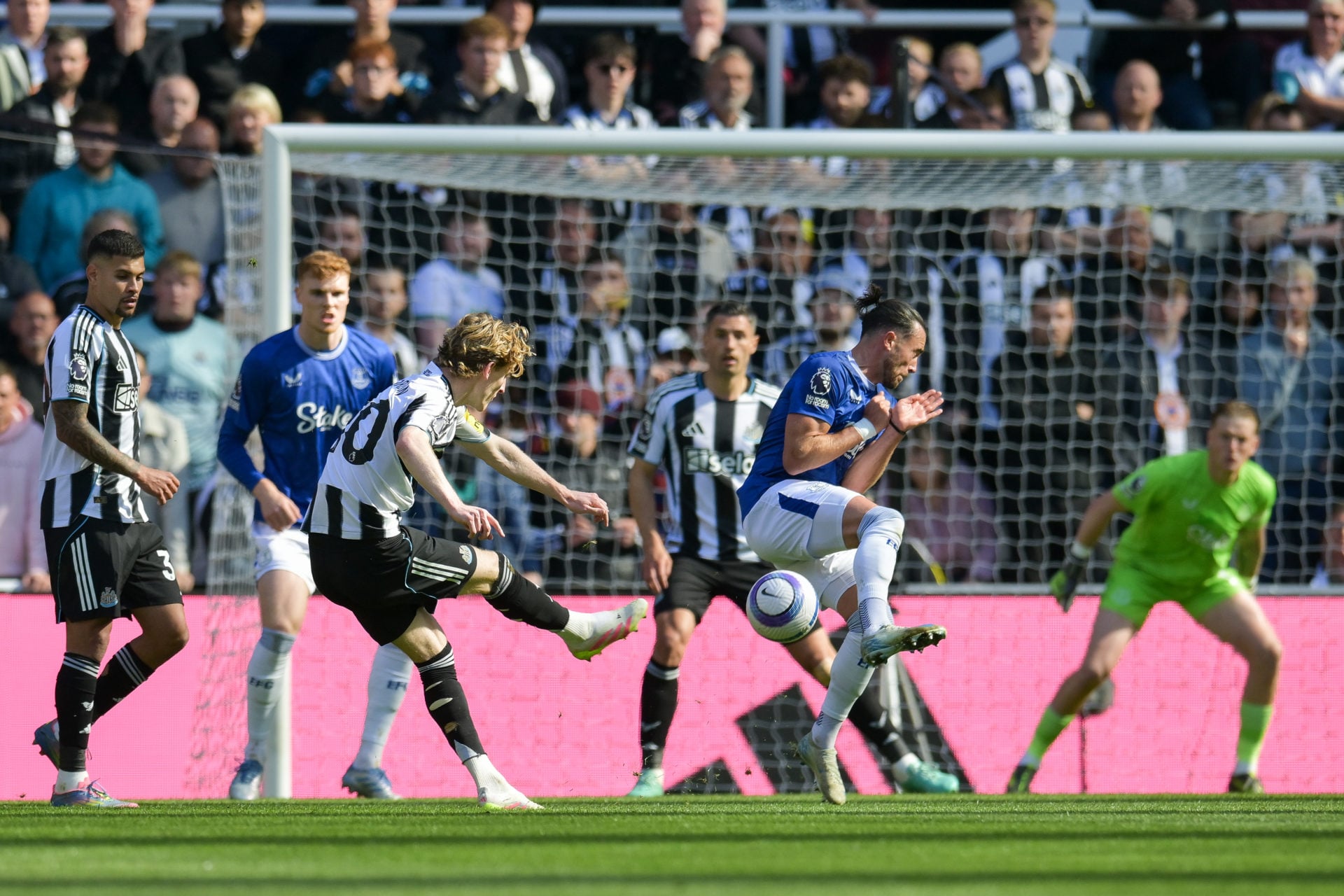 Everton brutally mock Anthony Gordon with social media post after his ...