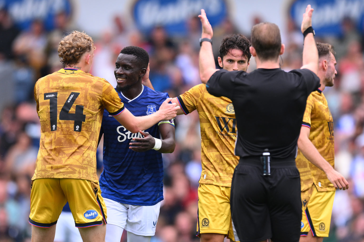 ‘Looks lost’… Everton fans send David Moyes a clear message about one ...