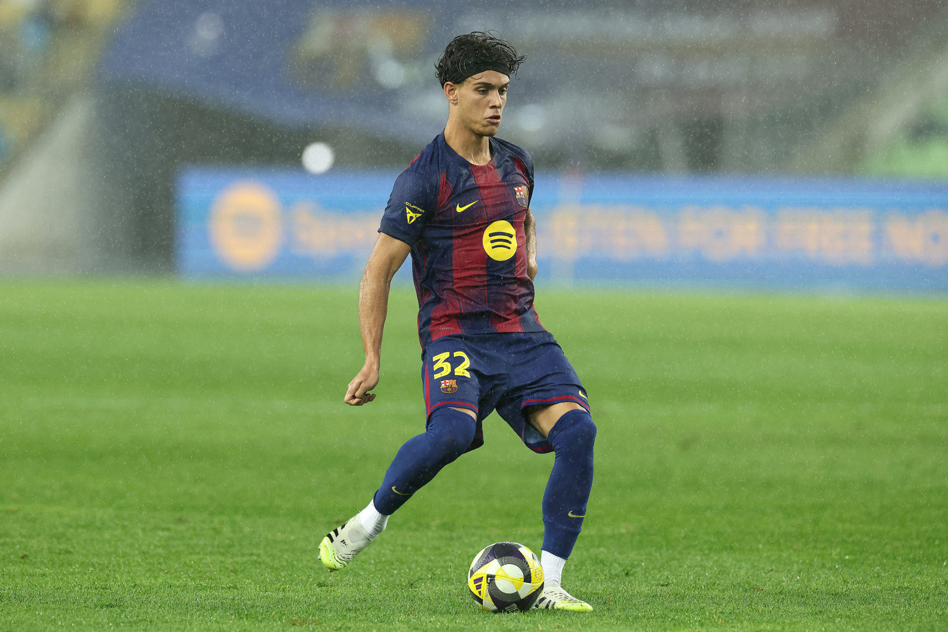Barcelona share their demands as Everton plot move for Hector Fort