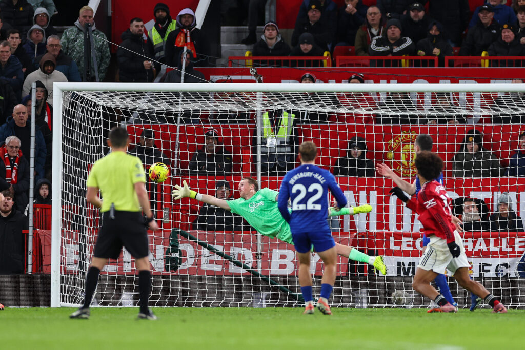 Gary Neville couldn't quite believe what Everton player did in the 79th ...